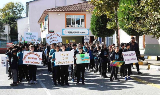 İklim değişikliği ile mücadeleye dikkat çekmek için bando eşliğinde ... İklim değişikliği ile mücadeleye dikkat çekmek için bando eşliğinde ...