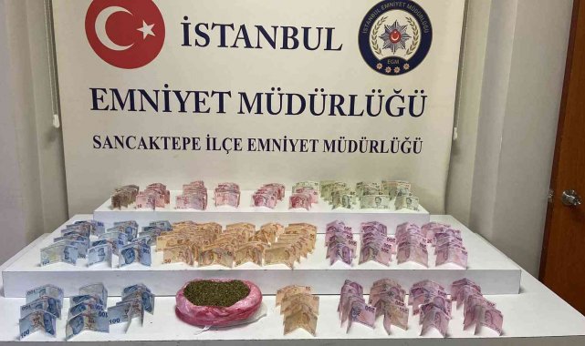 Sancaktepe'de polisten kaçan sürücünün aracından uyuşturucu madde çıktı ... Sancaktepe'de polisten kaçan sürücünün aracından uyuşturucu madde çıktı ...