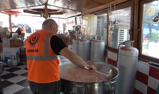 Gönüllü aşçılar günde 7 bin 500 kişilik yemek yaparak dağıtıyor ... Gönüllü aşçılar günde 7 bin 500 kişilik yemek yaparak dağıtıyor ...
