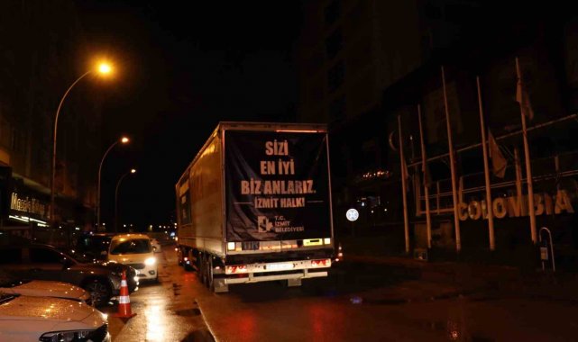 İzmit Belediyesi'nin 2 yardım tırı afet bölgesine ulaşmak üzere ... İzmit Belediyesi'nin 2 yardım tırı afet bölgesine ulaşmak üzere ...