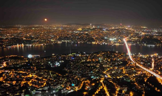 İstanbul'da hayran bırakan Süper Ay manzarası dron ile görüntülendi ...