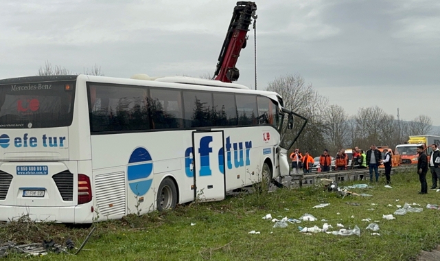 Tırla çarpışan Efe Tur refüje çıktı:15 yaralı - ASAYİŞ - Mavi Kocaeli ...